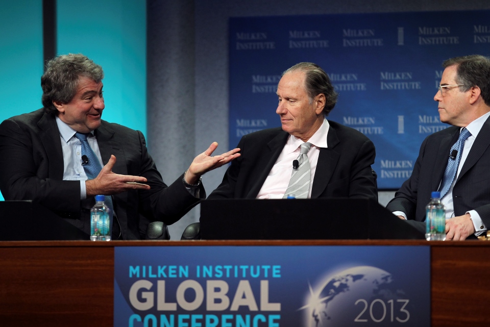 Apollo targets at least $3 bln for hybrid equity/credit fund