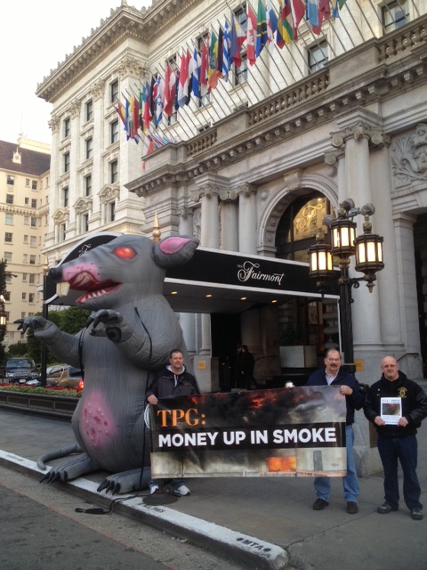 Teamsters Bring Protest, Inflatable Rat To SuperInvestor